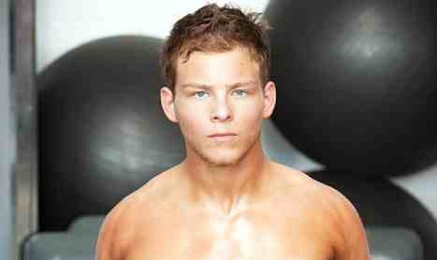 Ο σέξι νεαρός έχει παίξει σε ταινία του Hollywood όταν ήταν παιδί! Τον ...