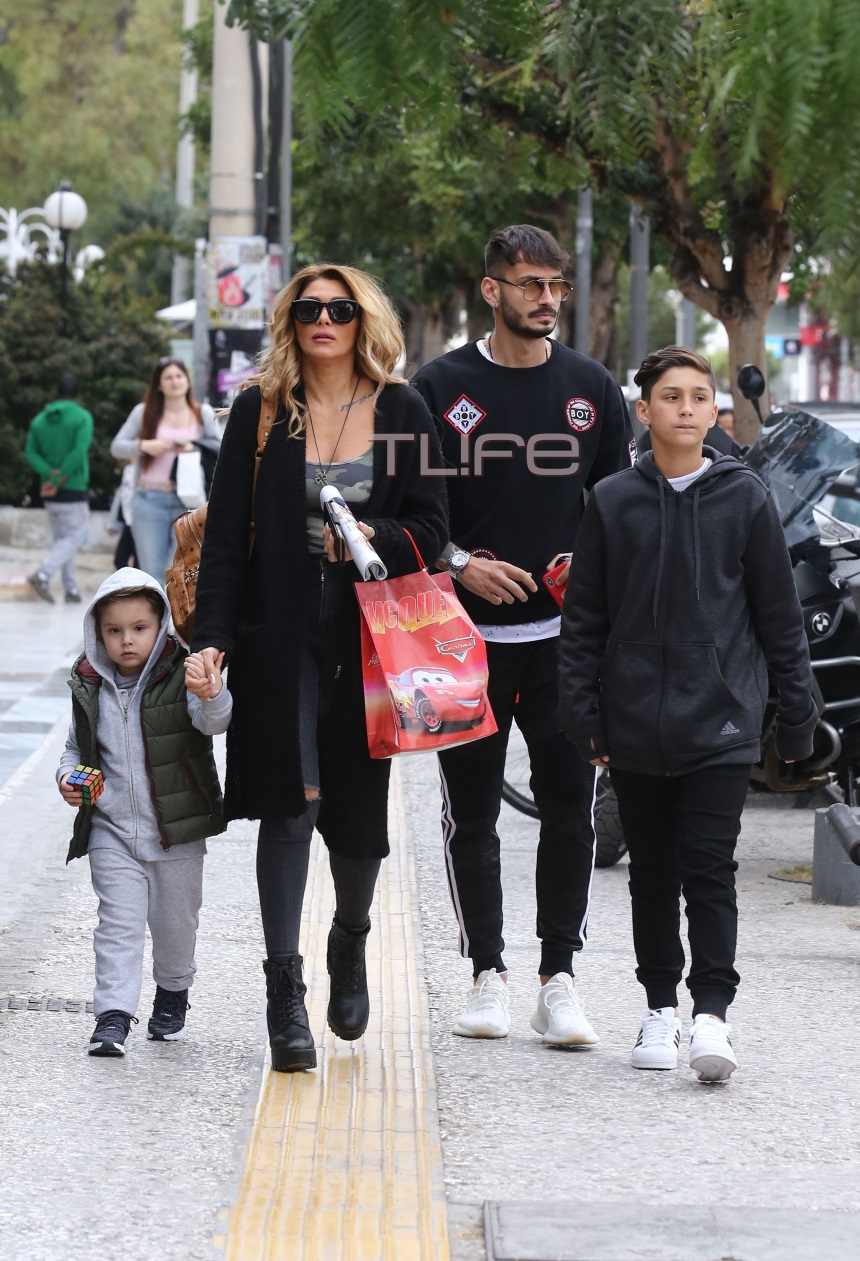 Αγγελική Ηλιάδη - Σάββας Γκέντσογλου: Βόλτες με τα παιδιά στην Γλυφάδα ...