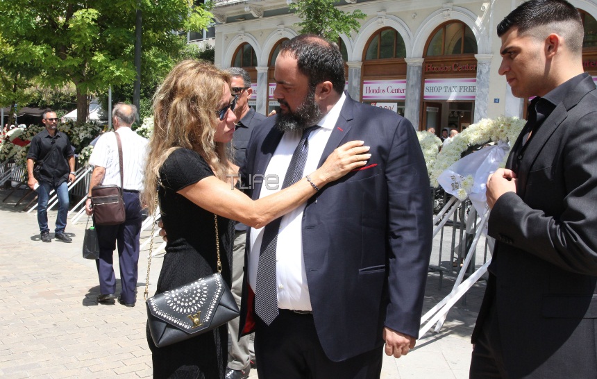 Το τελευταίο αντίο στον Σωκράτη Κόκκαλη Jr - Συντετριμμένη η οικογένειά ...