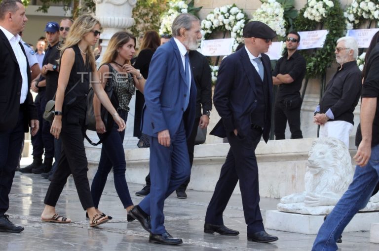 Χρυσή Βαρδινογιάννη: Με τον πατέρα της Γιώργο Βαρδινογιάννη στην κηδεία ...