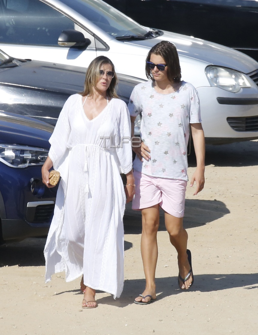 Elizabeth Hurley: Διακοπές στην Μύκονο με τον γιο της, τον πρώην σύζυγό ...