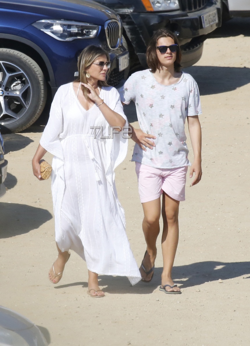 Elizabeth Hurley: Διακοπές στην Μύκονο με τον γιο της, τον πρώην σύζυγό ...