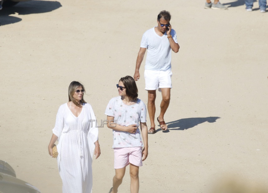 Elizabeth Hurley: Διακοπές στην Μύκονο με τον γιο της, τον πρώην σύζυγό ...