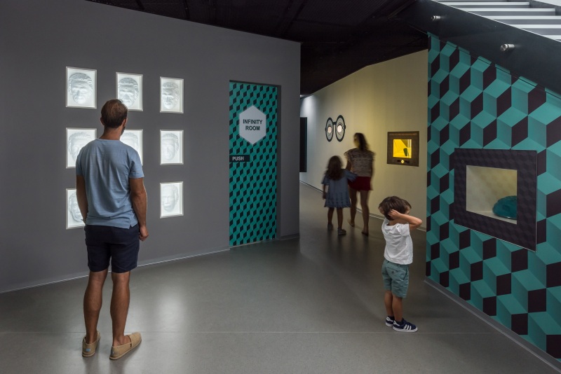 Museum of Illusions: Ο Σάκης Τανιμανίδης μας προσκαλεί στο συναρπαστικό ...