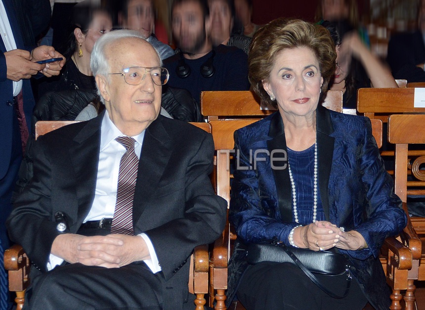 Χρήστος Σαρτζετάκης: Η σπάνια κοσμική εμφάνιση με την σύζυγό του και η ...