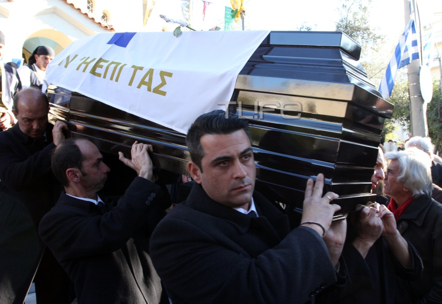 Θλίψη στο τελευταίο αντίο στον Σαράντο Καργάκο - iRafina