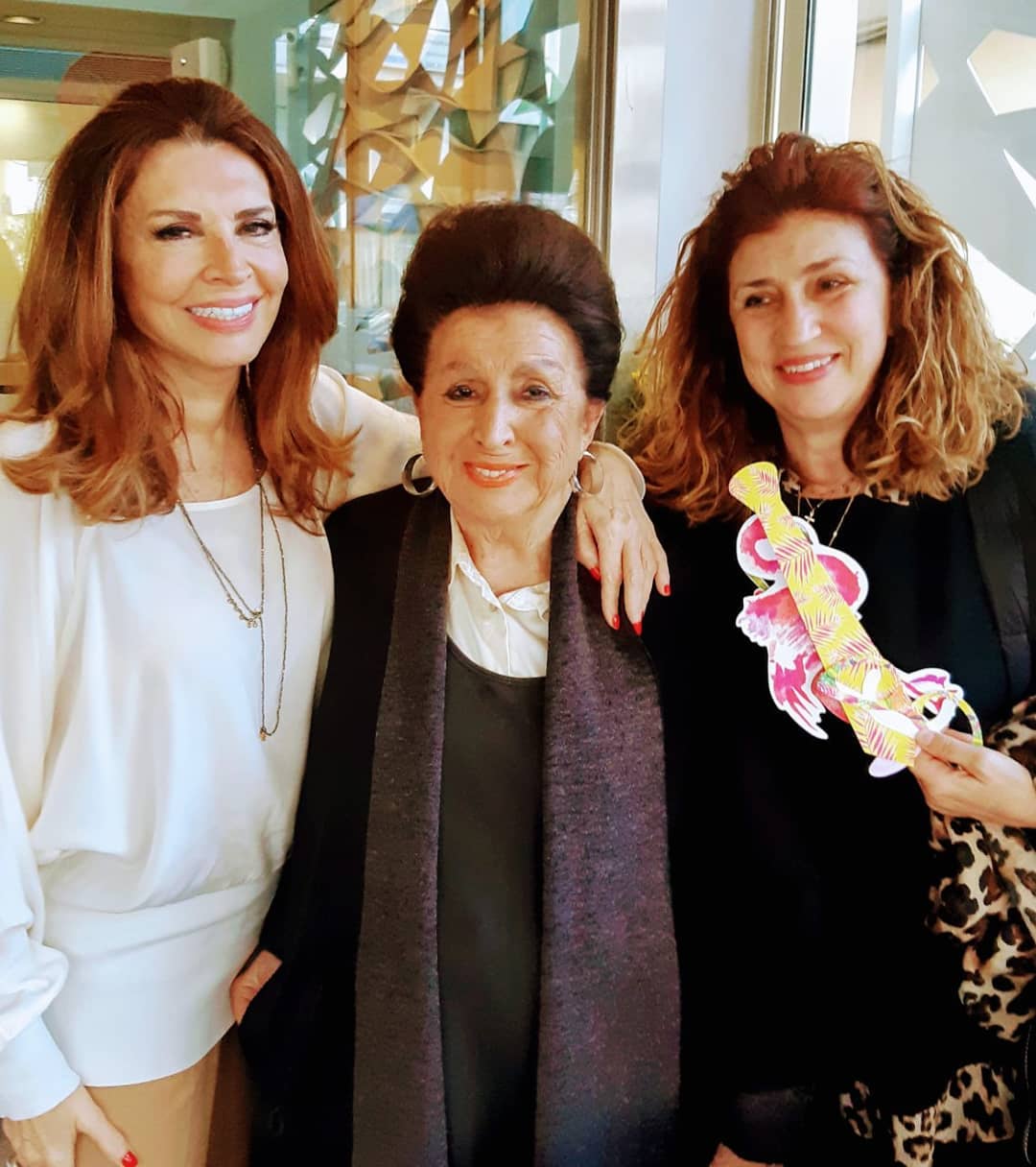 Η Μιμή Ντενίση ποζάρει με την αδελφή της και τη μητέρα τους!