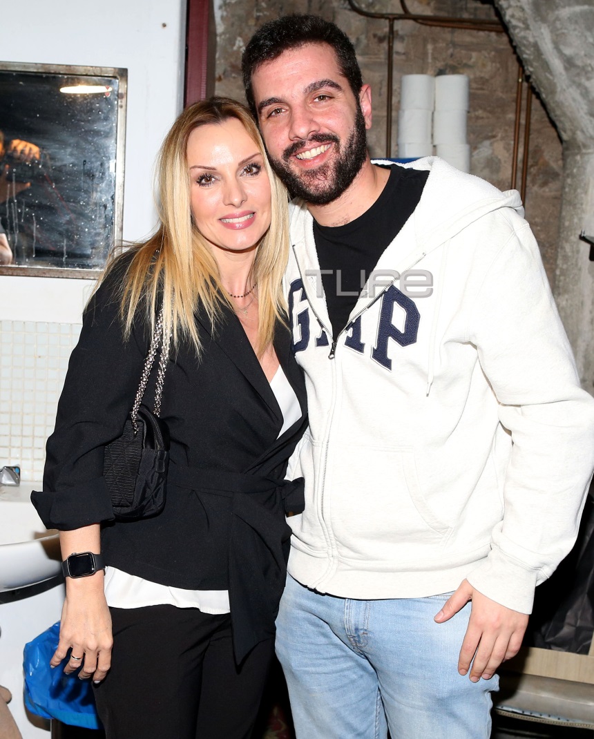 Πέγκυ Ζήνα: Βραδινή έξοδος στο θέατρο μαζί με τον σύζυγό της, Γιώργο ...