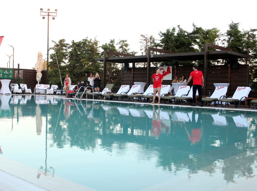 Οι celebrities υποδέχτηκαν το καλοκαίρι με ένα λαμπερό pool party!