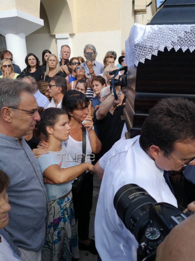 Συντετριμμένες στην κηδεία του Λαυρέντη Μαχαιρίτσα η σύζυγός του και η ...