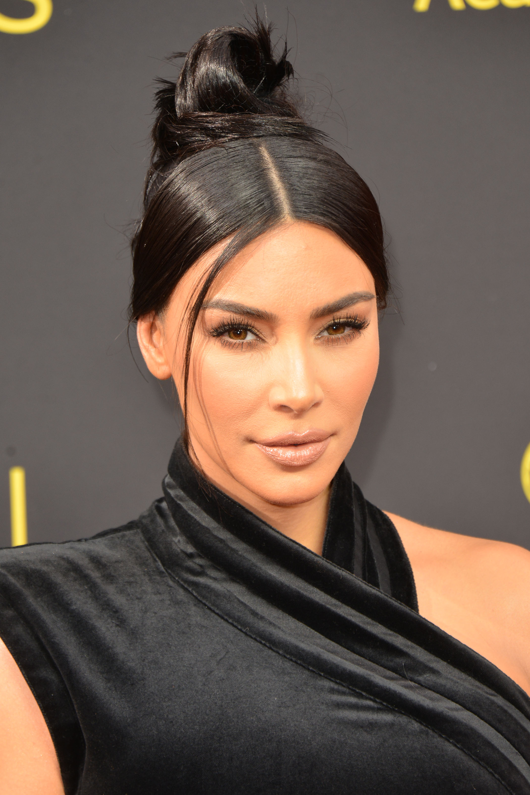 Middle parted updos: ξεκίνησα να κάνω το πιο hot χτένισμα της σεζόν και ...