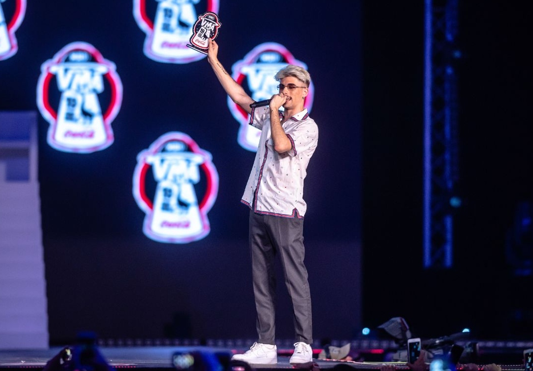 Ο ράπερ FY είναι ζευγάρι με εκθαμβωτική ξανθιά - Το παθιασμένο φιλί ...