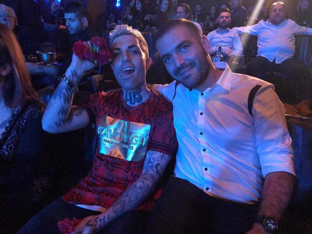 Τον TUS τον ξέρεις! Τον γοητευτικό αδερφό του όμως; Δες τους μαζί για ...