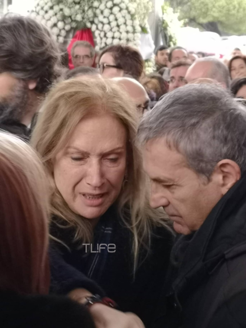 Άννα Νταλάρα: Λύγισε στην κηδεία του Θάνου Μικρούτσικου