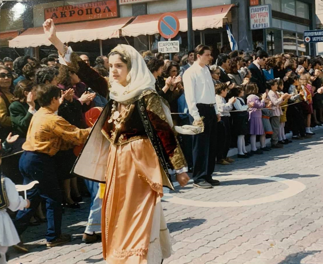25η Μαρτίου: Η μικρή που κάνει παρέλαση είναι σήμερα γνωστή ξανθιά ...