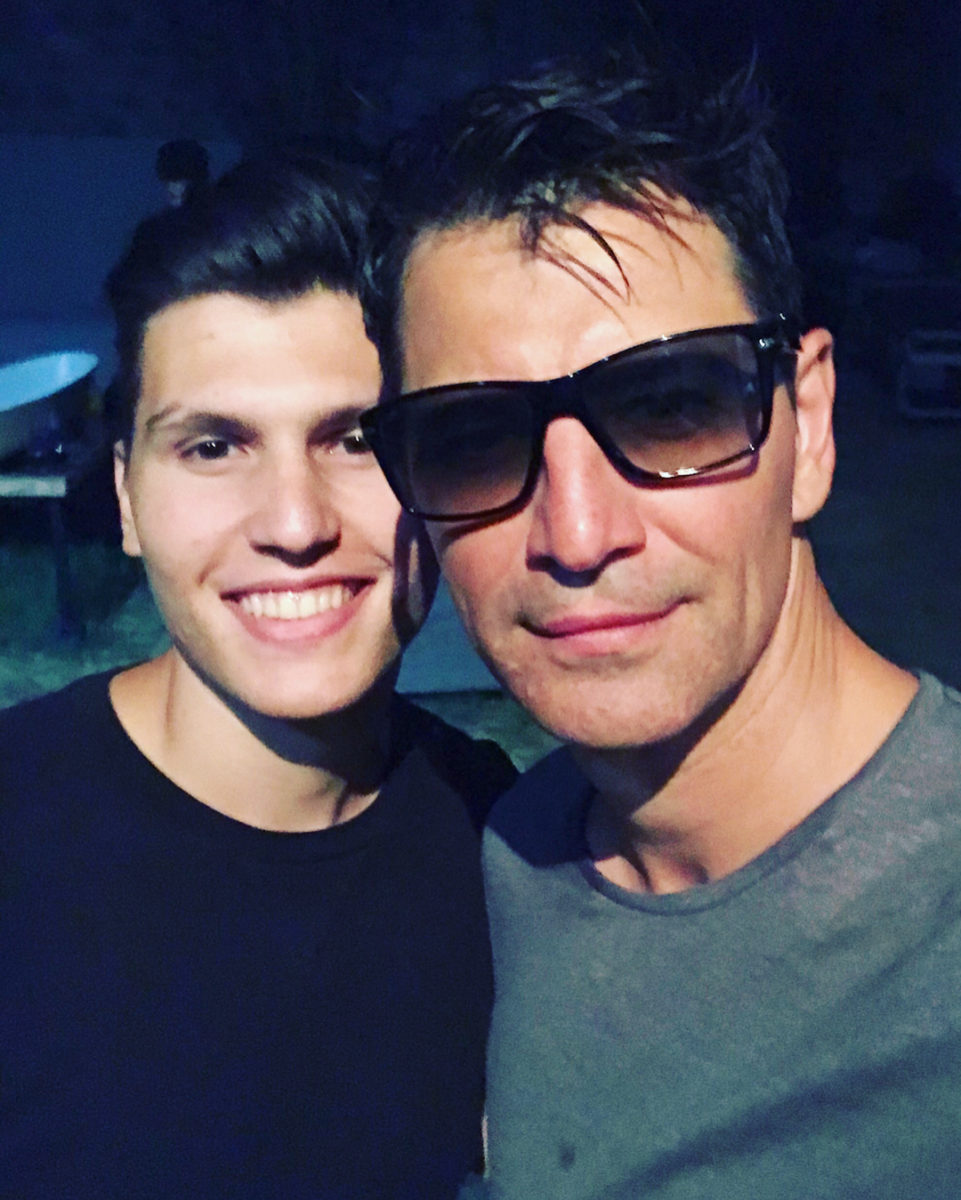 Tom Giannakopoulos: Με το σαξόφωνό αλλά και την εντυπωσιακή εμφάνισή ...