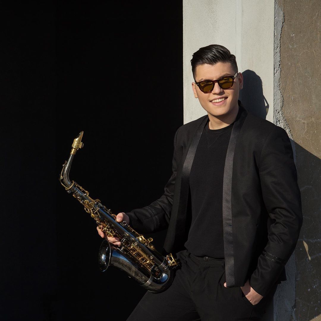 Tom Giannakopoulos: Με το σαξόφωνό αλλά και την εντυπωσιακή εμφάνισή ...