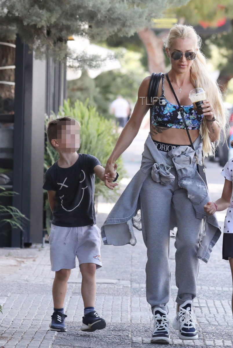 Βικτώρια Καρύδα: Full time μαμά! Οι νέες βόλτες στην Γλυφάδα με τον γιο της