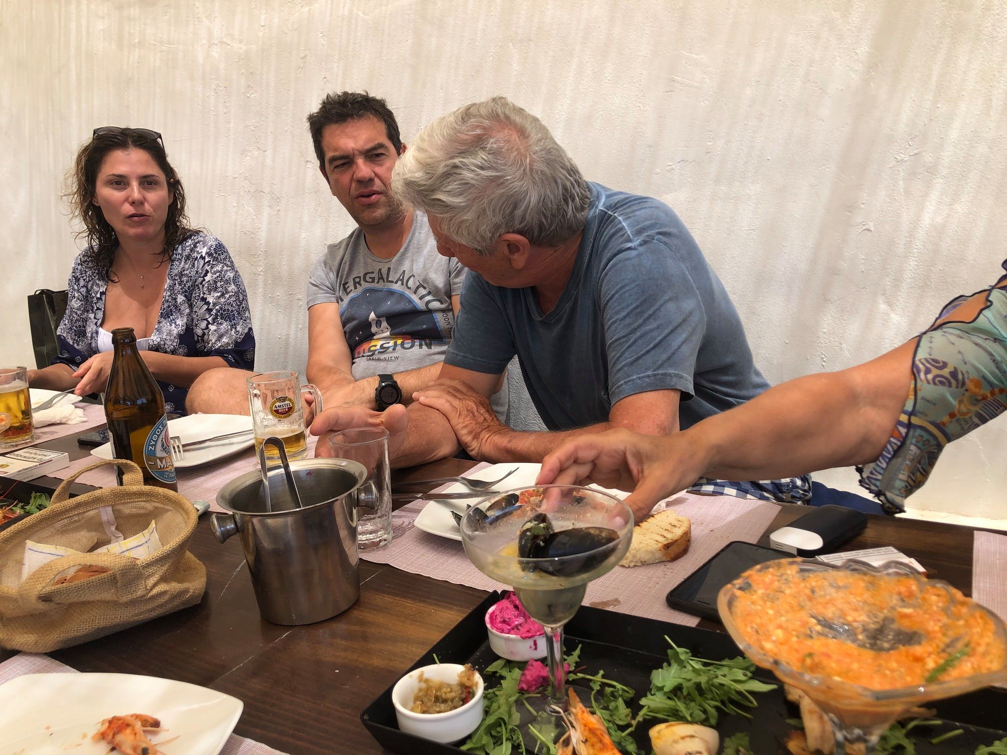 Ο Αλέξης Τσίπρας για μπάνιο με την Μπέτυ Μπαζιάνα στα Κουφονήσια!