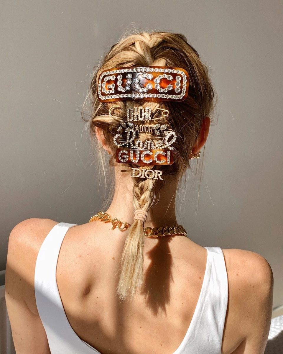 Logo hairclips: Η νέα τάση που θα βλέπεις παντού το φθινόπωρο