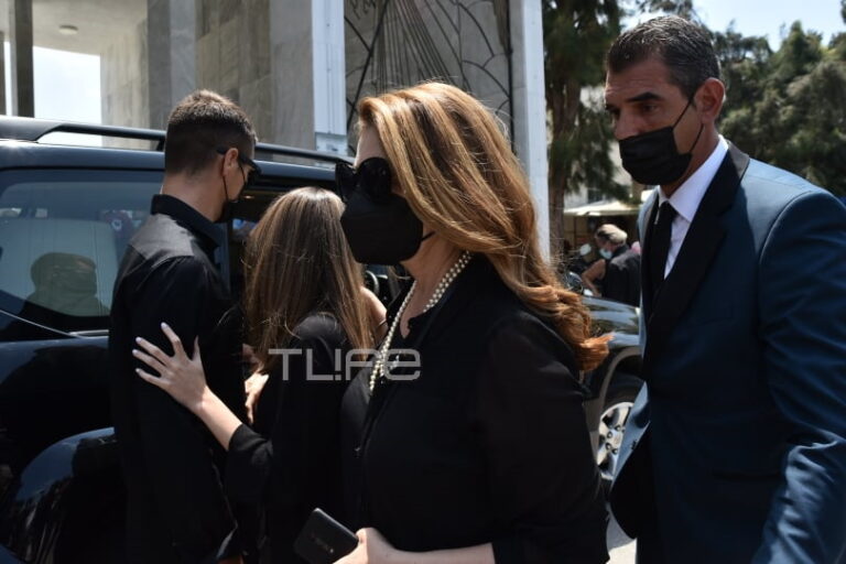 Κηδεία Τόλη Βοσκόπουλου: Συντετριμμένες η Άντζελα Γκερέκου και η κόρη ...