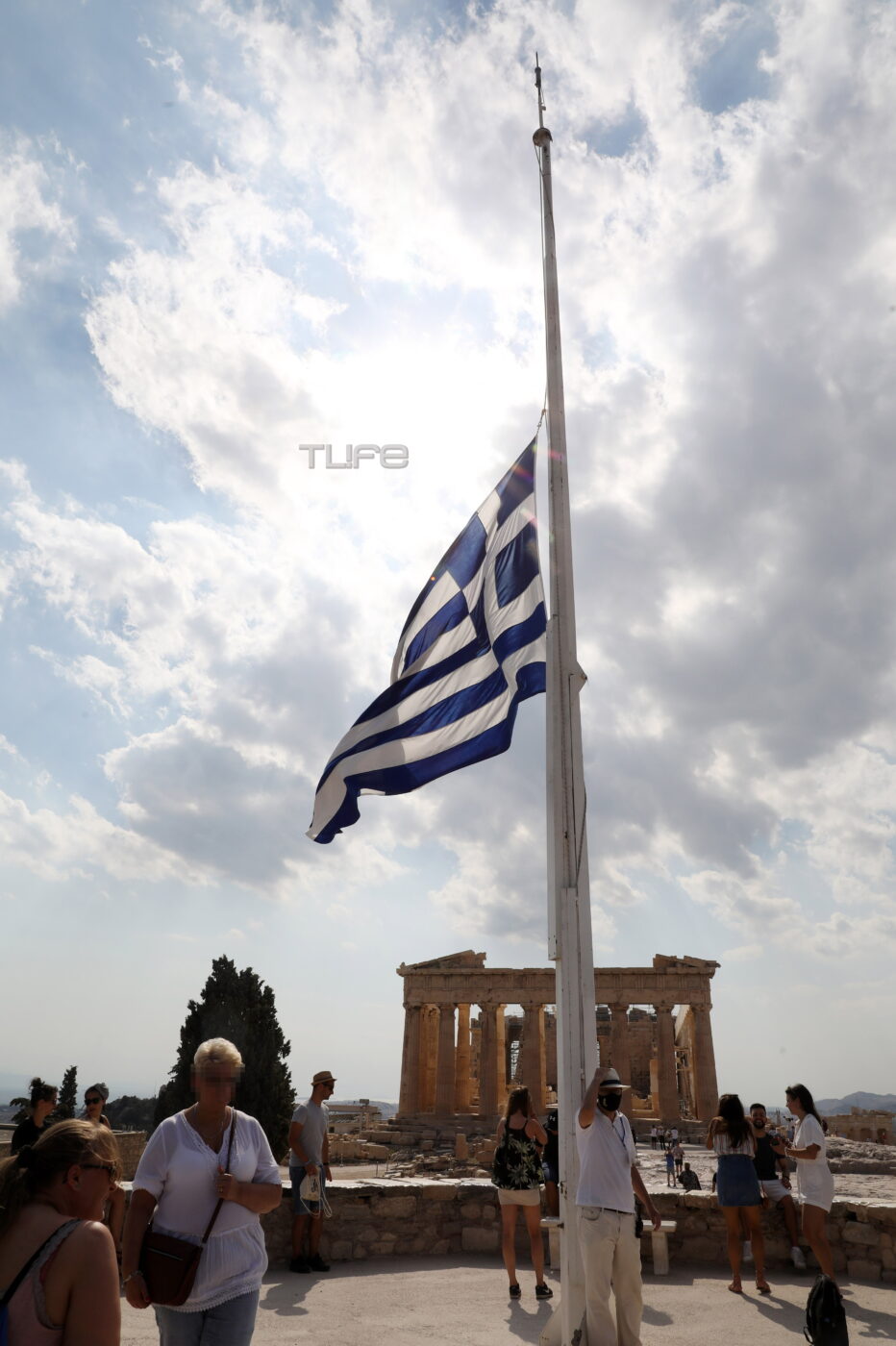 Μίκης Θεοδωράκης: Μεσίστια η Ελληνική σημαία στην Ακρόπολη για το ...