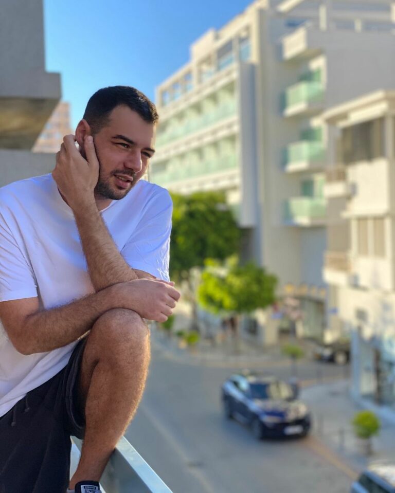 Αντιγόνη Νεοφύτου - Γη της Ελιάς: Ζευγάρι με τον σκηνοθέτη της σειράς ...
