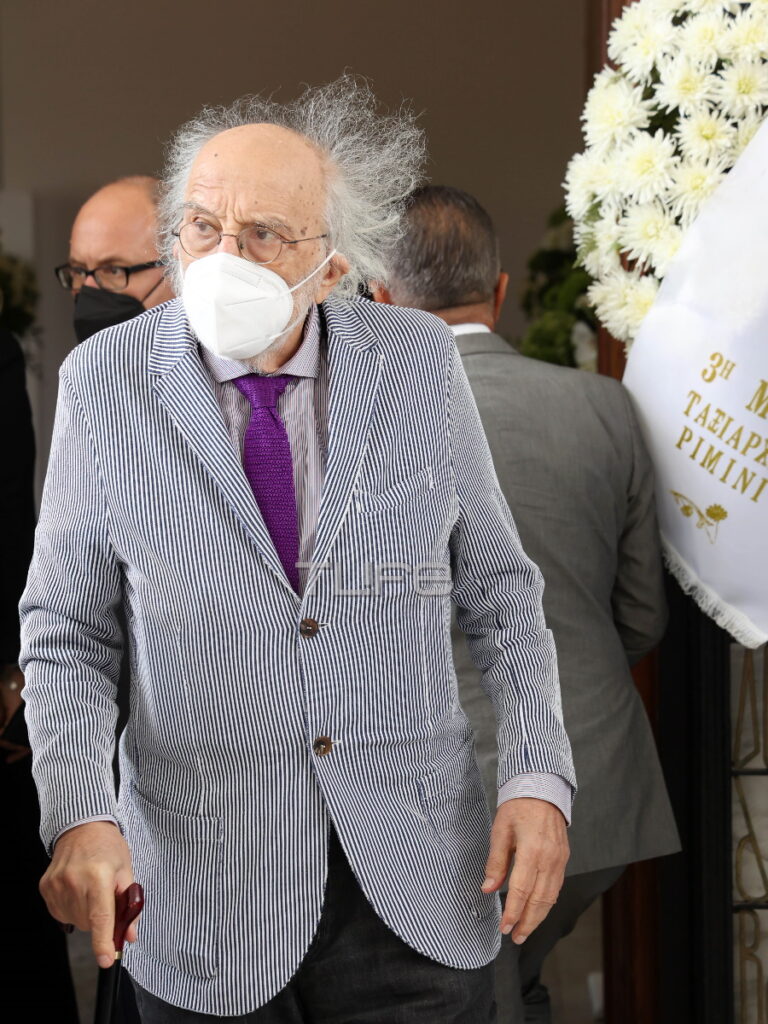 Ζάχος Χατζηφωτίου: Εικόνες από την κηδεία του στο Α' Νεκροταφείο
