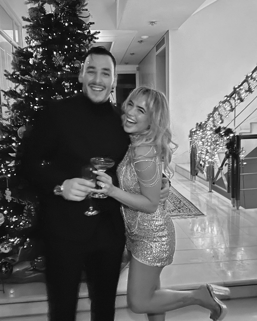 Κόνι Μεταξά: Υποδέχτηκε το 2023 με ένα καυτό φιλί από τον Μάριο Καπότση ...