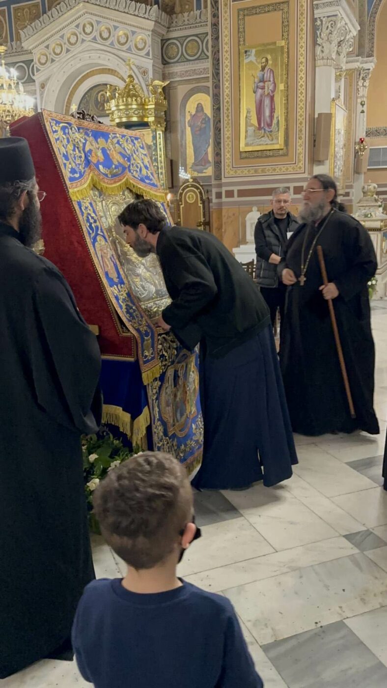 Πατέρας Αντώνιος: Ο Στράτος Τζώρτζογλου και η Σοφία Μαριόλα δίπλα του ...