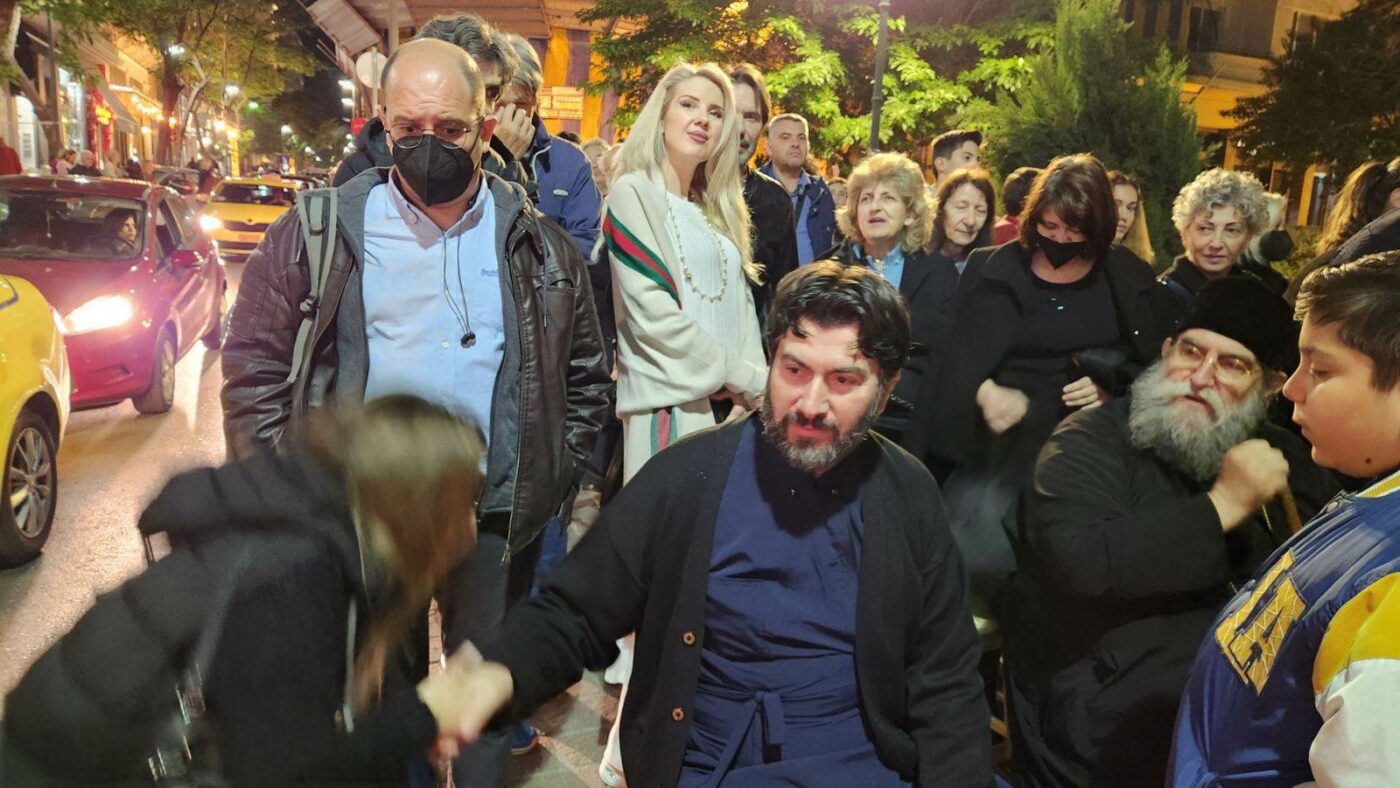 Πατέρας Αντώνιος: Ο Στράτος Τζώρτζογλου και η Σοφία Μαριόλα δίπλα του ...