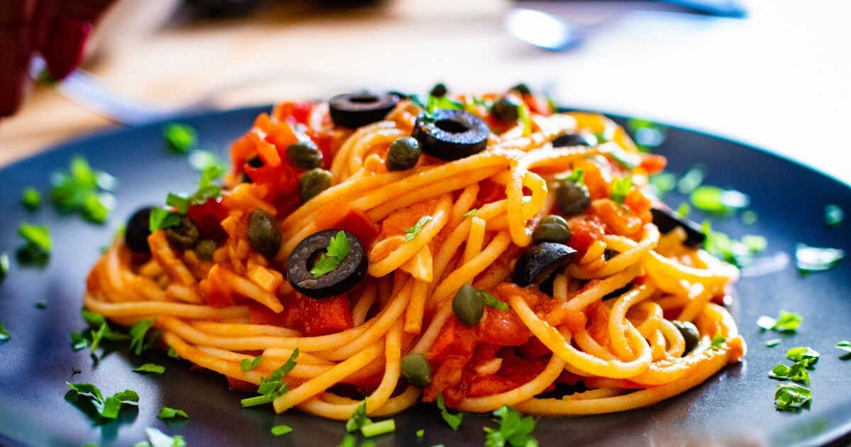 Συνταγή για spaghetti με ελιές και κάπαρη