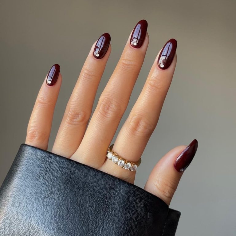 Burgundy manicure: Θεωρείται το νέο μαύρο και είναι ιδανικό για τη νέα ...