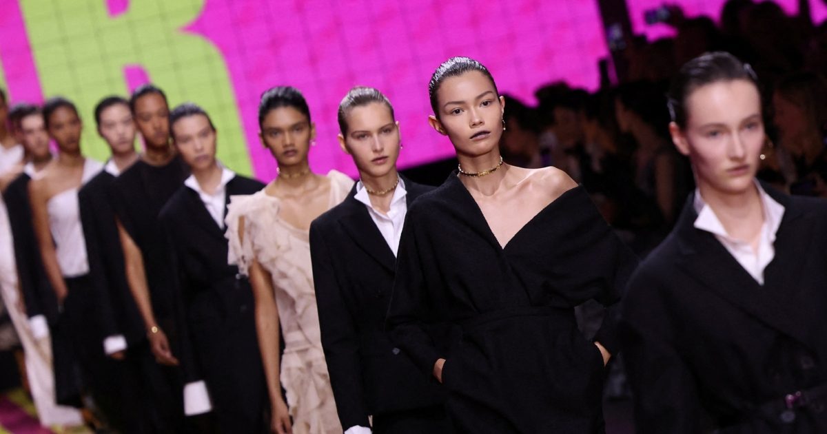 Paris Fashion Week: Το goth-glam μακιγιάζ στο show του οίκου Dior και η ...