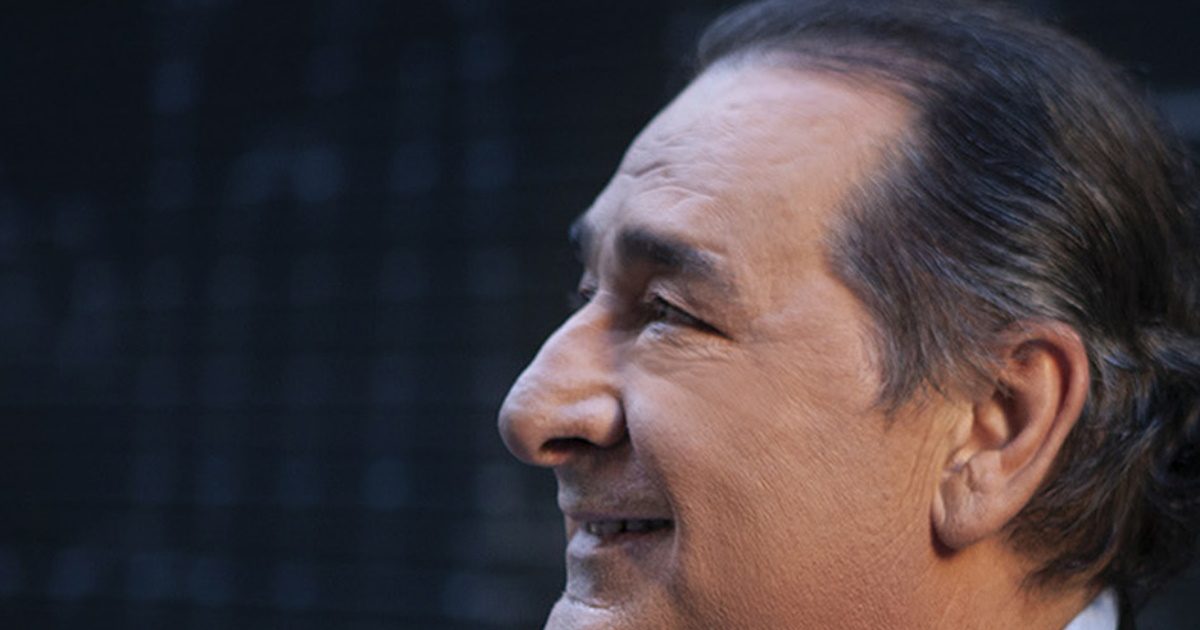 Ο Βασίλης Καρράς «είναι εδώ» - Το νέο του άλμπουμ μόλις κυκλοφόρησε