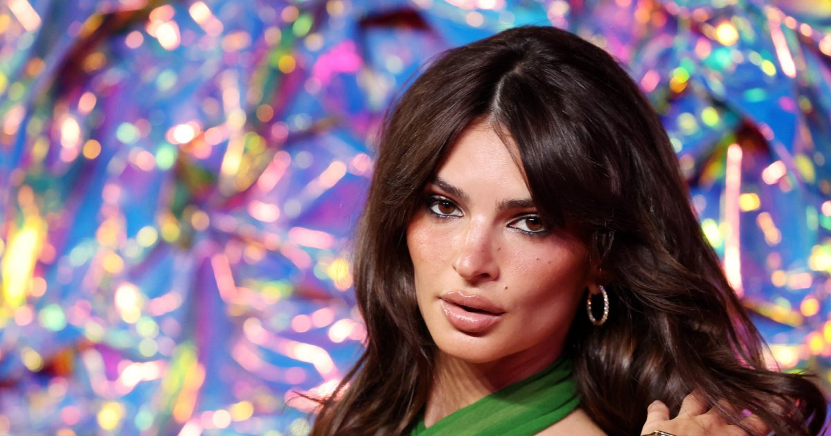 Emily Ratajkowski: Φοβερή red carpet εμφάνιση με Y2K style που πρέπει ...