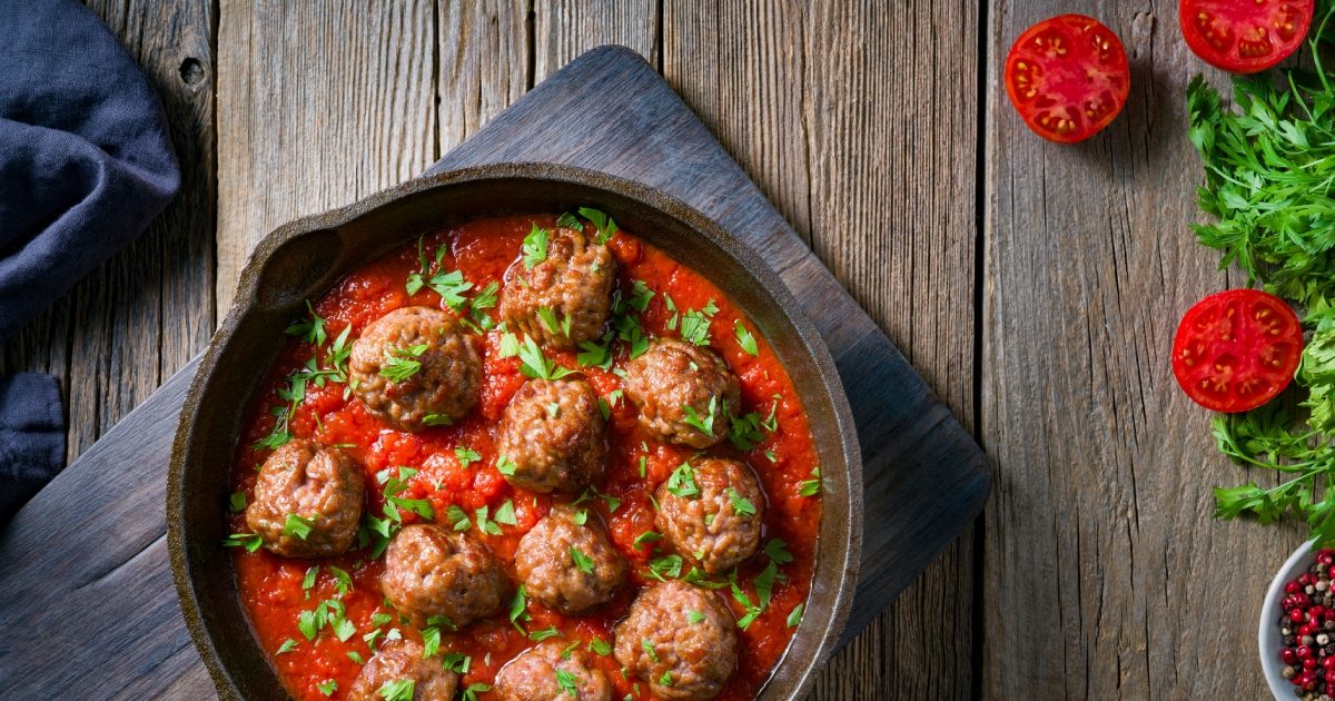 Συνταγή για κεφτεδάκια με φρέσκια σάλτσα ντομάτας