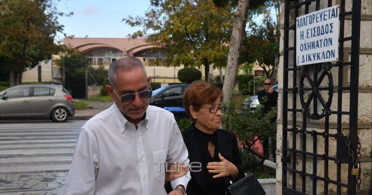 Κάτια Νικολαΐδου: Συντετριμμένοι η μητέρα και ο αδελφός της στην κηδεία ...