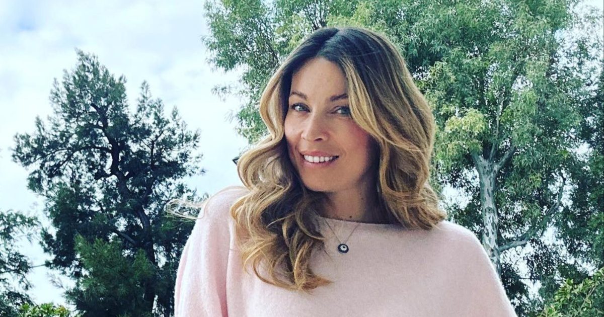 Μαριέττα Χρουσαλά: Ποζάρει στο στολισμένο σαλόνι του σπιτιού της και ...