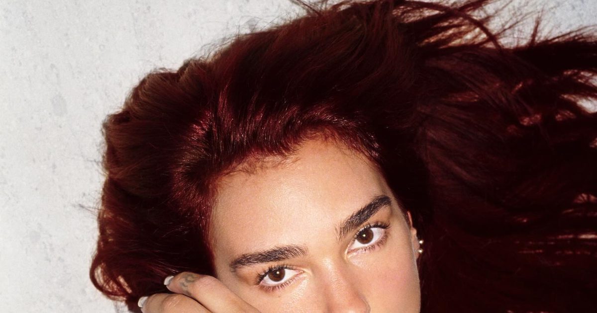 Cherry cola: Η Dua Lipa λέει ναι στην 90's απόχρωση, και όχι μόνο στα ...