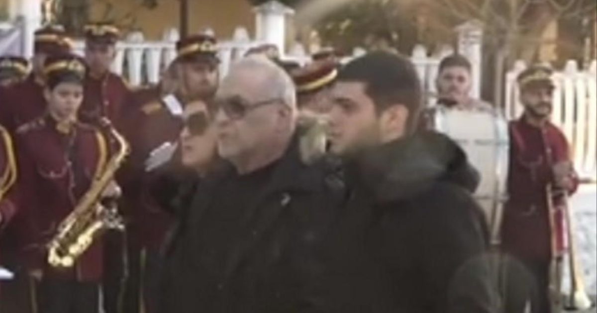 Βασίλης Καρράς: Τραγική φιγούρα ο αδελφός του στο τελευταίο αντίο