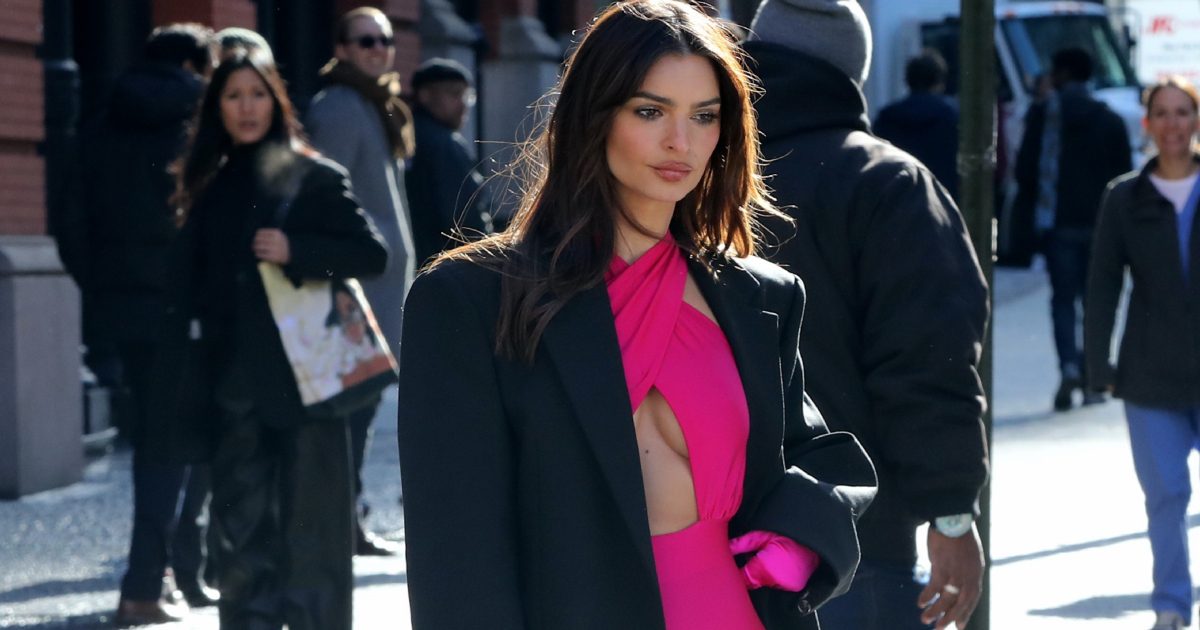 Emily Ratajkowski: Η hot pink ολόσωμη φόρμα της σταμάτησε την ...