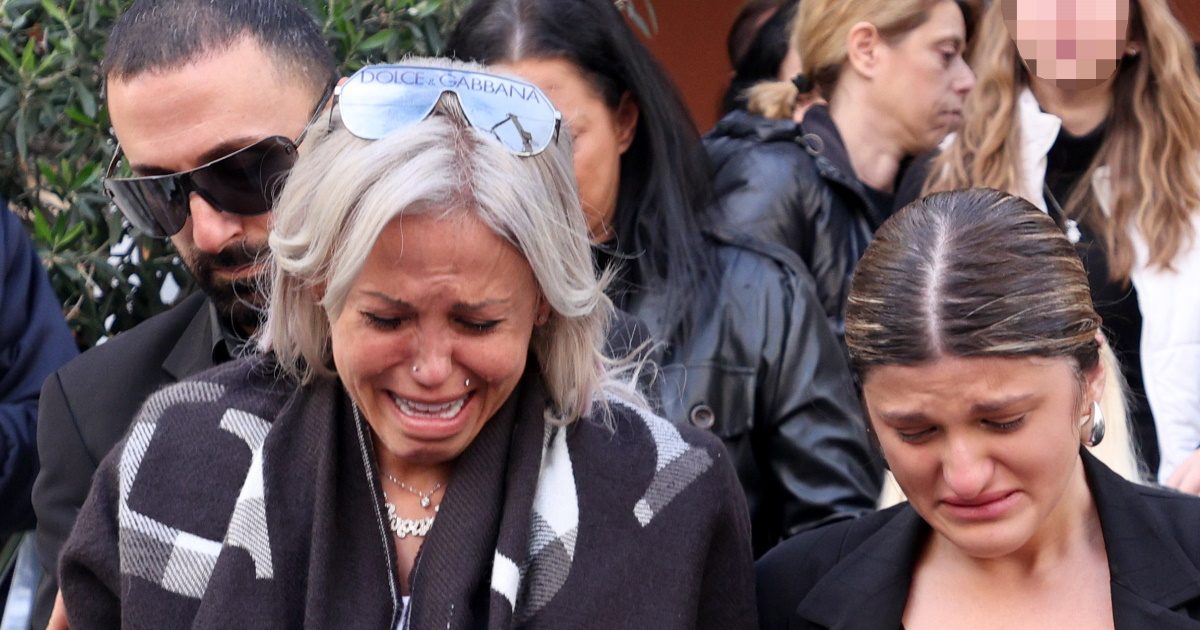 Νίκος Φλωρινιώτης: Σπαραγμός στην κηδεία του - Κατέρρευσε η Αννούλα ...