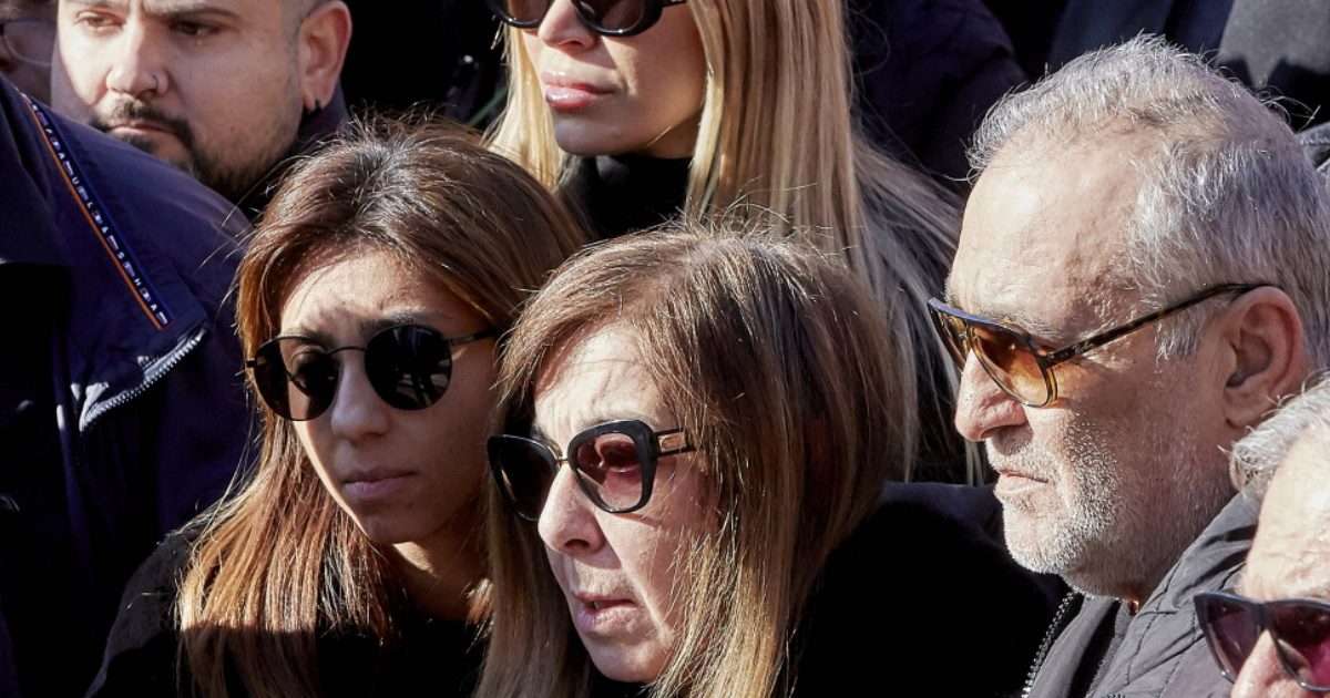 Βασίλης Καρράς: Καταρρακωμένες η σύζυγος και η κόρη του τραγουδιστή στο ...