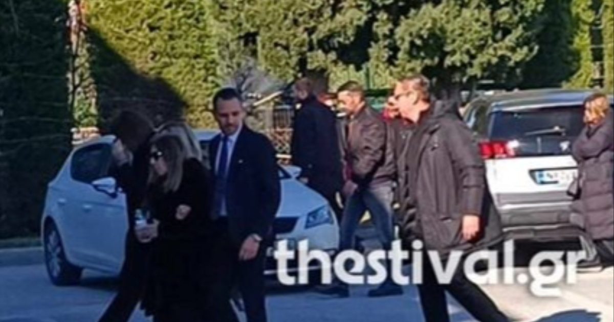 Βασίλης Καρράς: Υποβασταζόμενες η σύζυγος και η κόρη του στο γραφείο ...