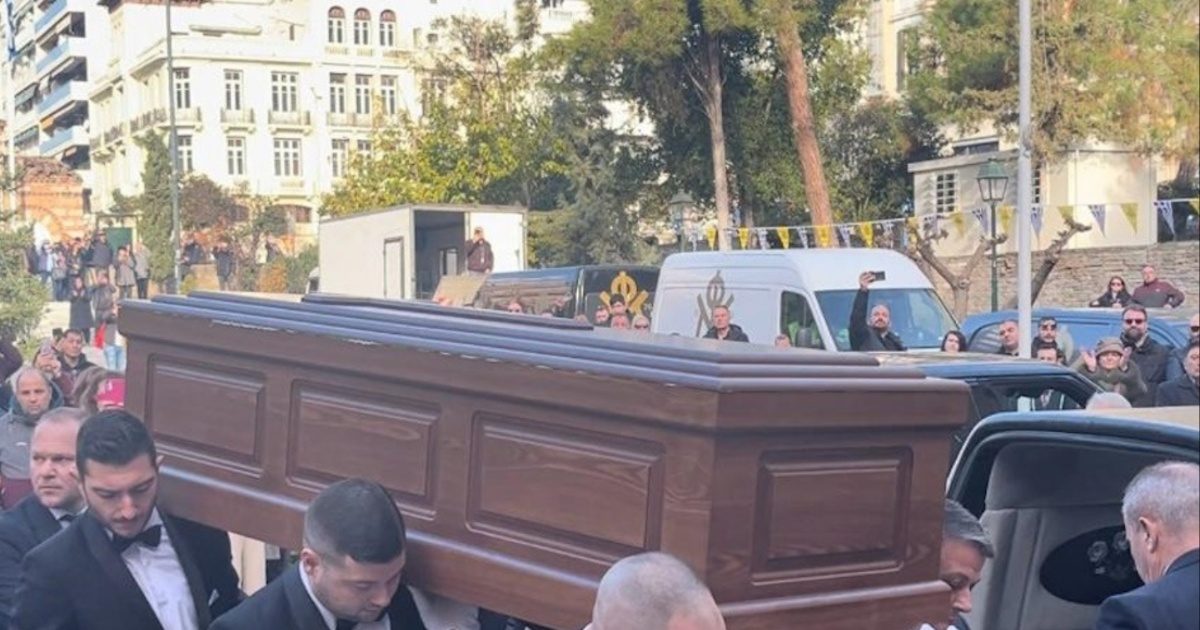 Βασίλης Καρράς: Έφτασε η σορός του στην εκκλησία - «Είσαι παντού ...