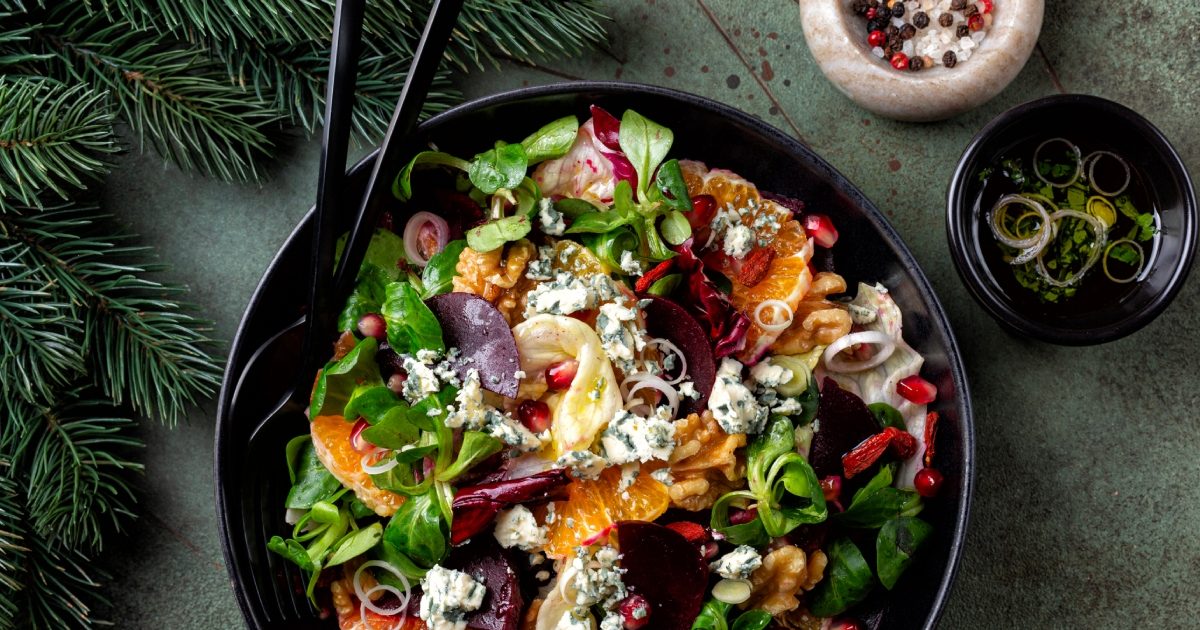 Συνταγή για πράσινη σαλάτα με παντζάρια, ρόδι και ξηρούς καρπούς