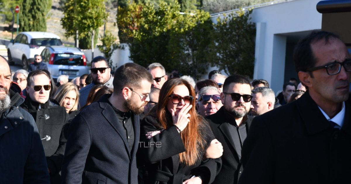 Κηδεία Χάρη Κωστόπουλου: Συντετριμμένοι η σύζυγος και οι δυο γιοι του ...