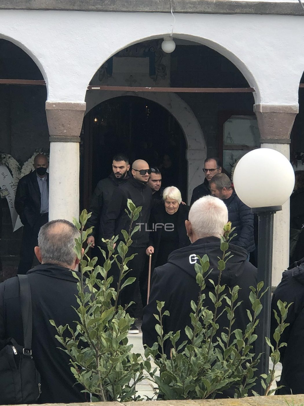 Κηδεία Νίκου Ρόκκου: Τραγική φιγούρα η μητέρα του στο τελευταίο «αντίο»