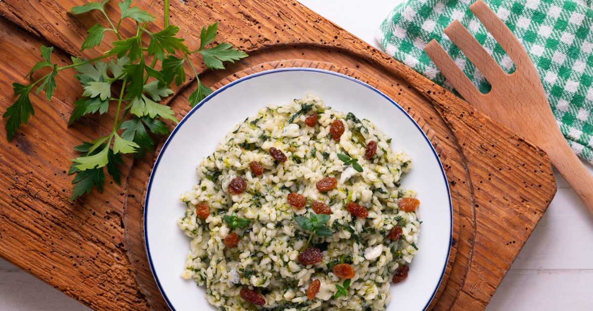 Συνταγή για ρύζι με σπανάκι και σταφίδες